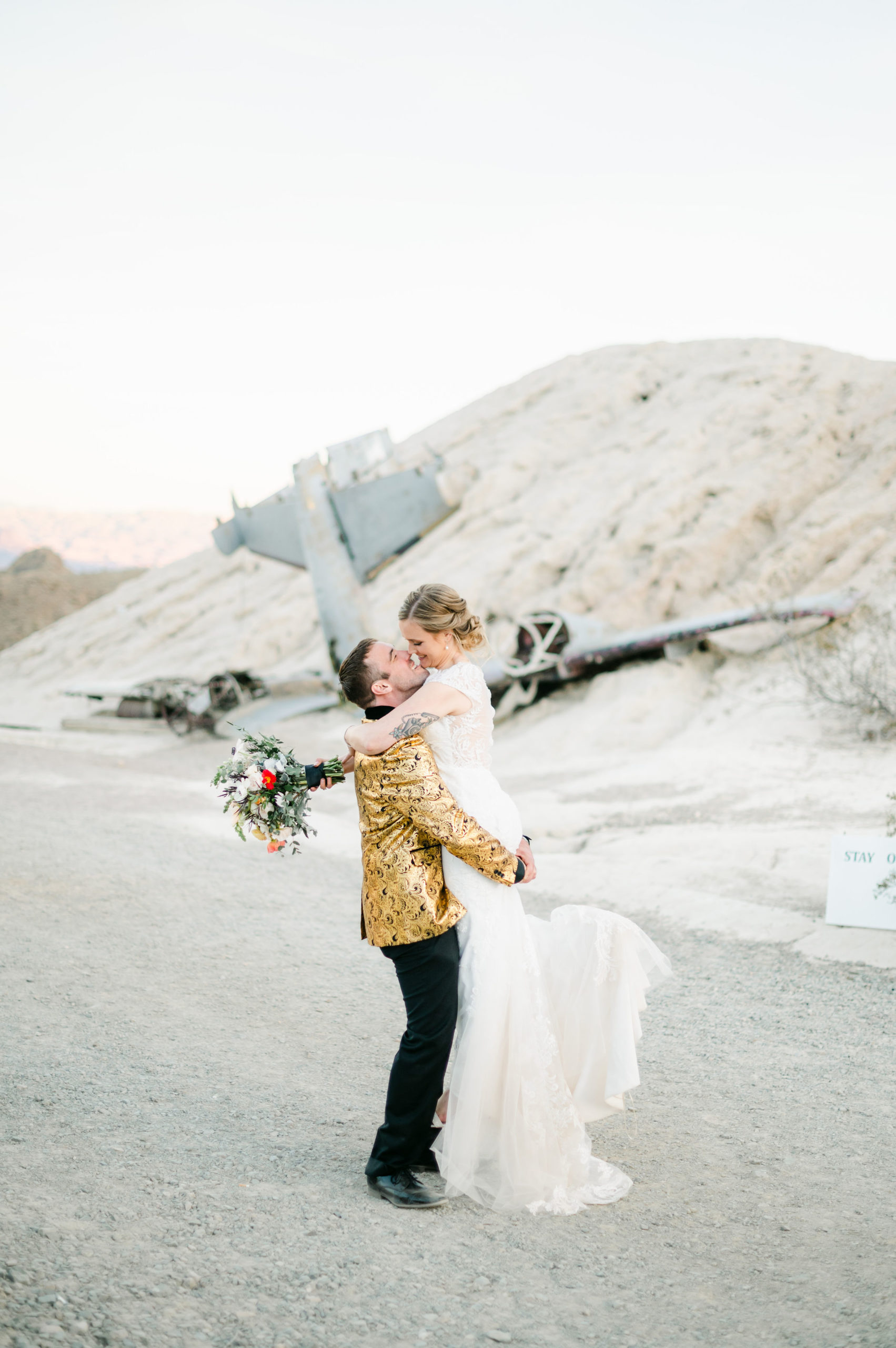 8 Picture-Perfect Elopement Ideas In Las Vegas - elopementlasvegas.com